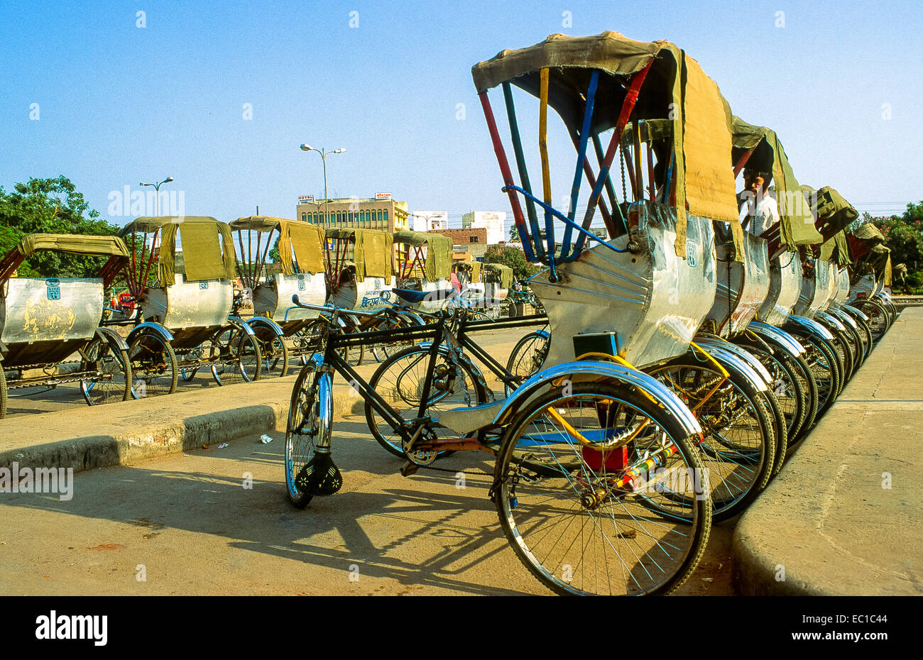 row of bicycle rickshaws in varanasi in india Stock Photo - Alamy