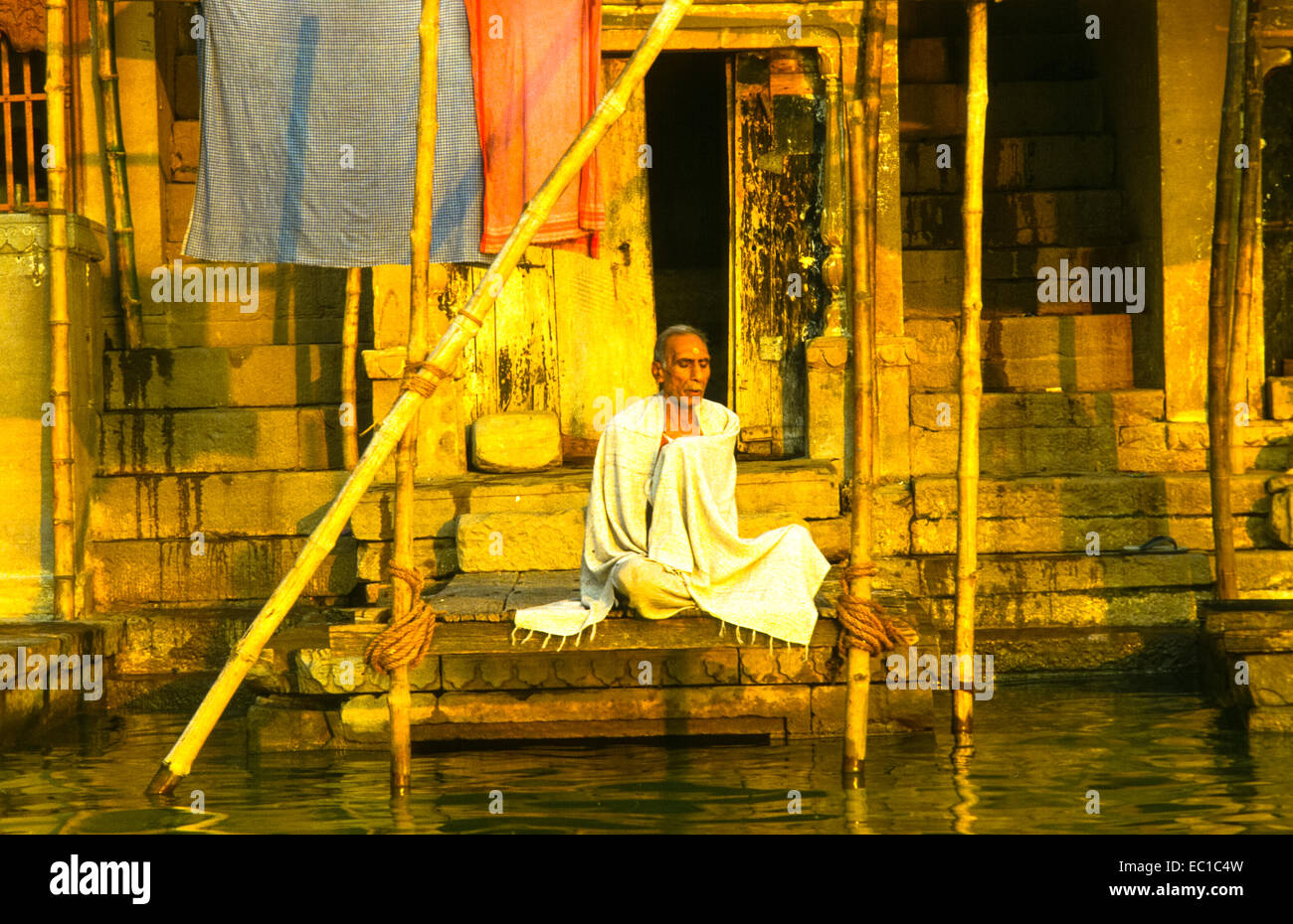 ritual at varanasi in india Stock Photo - Alamy