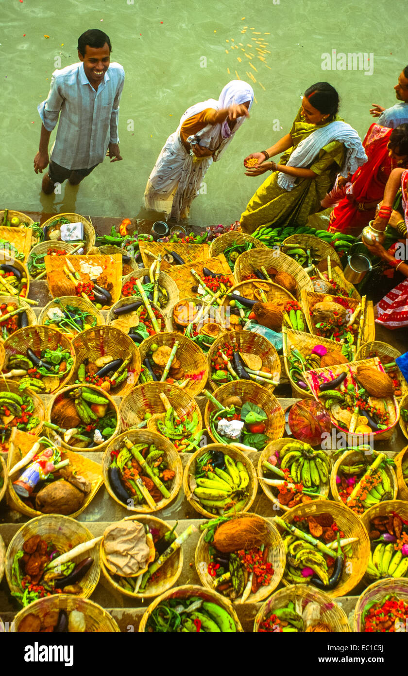 ritual at varanasi in india Stock Photo - Alamy