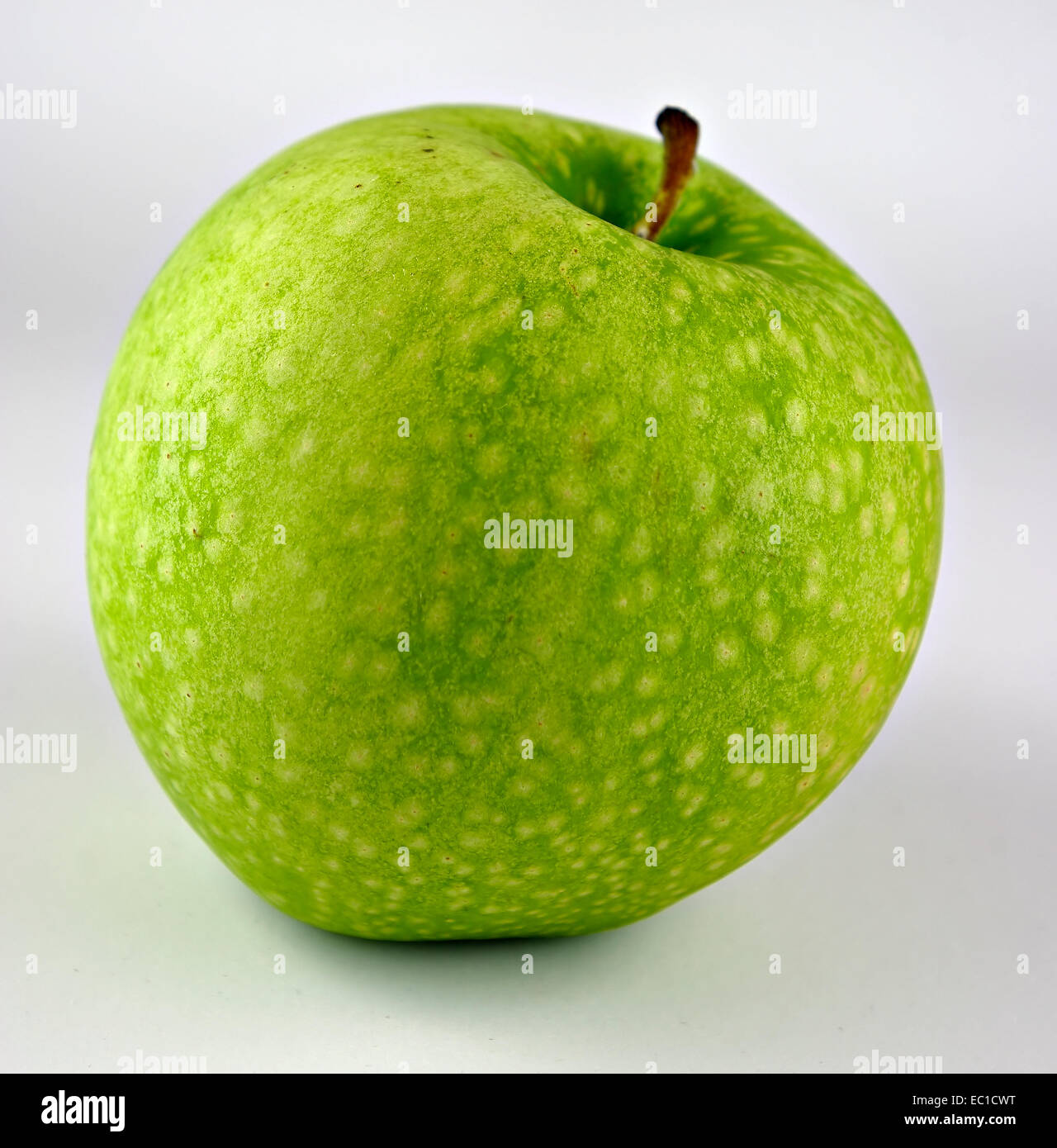 Organically grown fresh juicy green apple isolated on white background ...