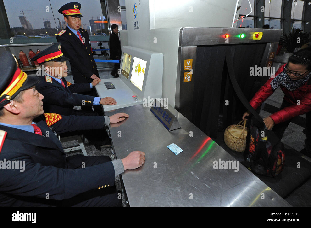 (141208) -- YIWU, Dec. 8, 2014 (Xinhua) -- Railway station staff ...