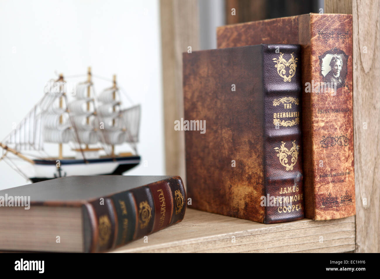 Leather bound books hi-res stock photography and images - Alamy