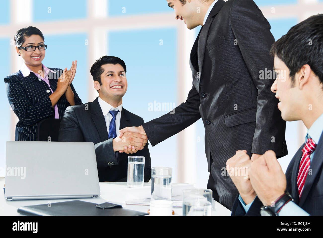 Women seated shaking hand hi-res stock photography and images - Alamy