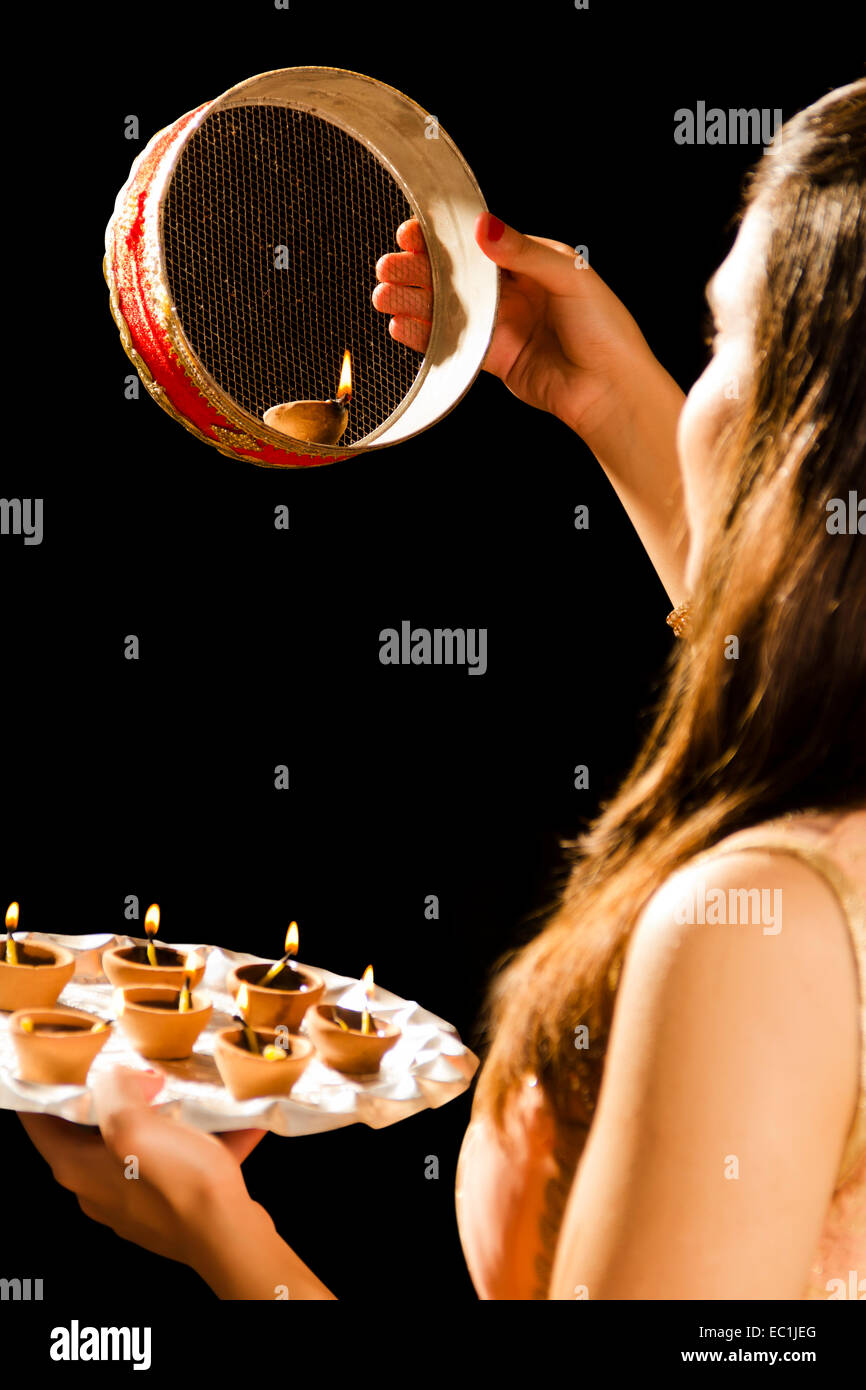 1 indian lady Karva Chauth Worship Stock Photo - Alamy