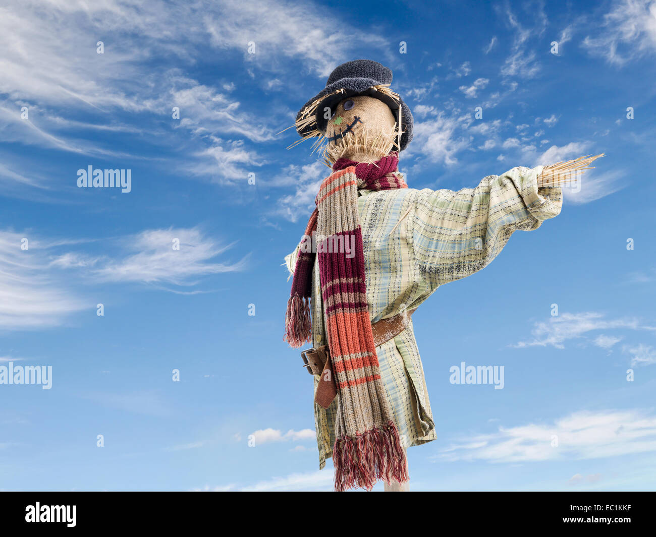Scarecrow blue sky hi-res stock photography and images - Alamy