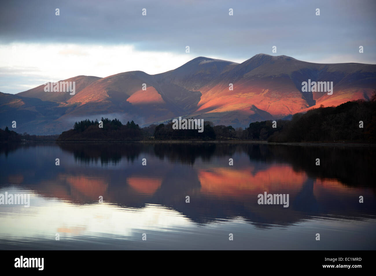 Winter sunset on Skiddaw reflected on the waters of Derwent Water in ...