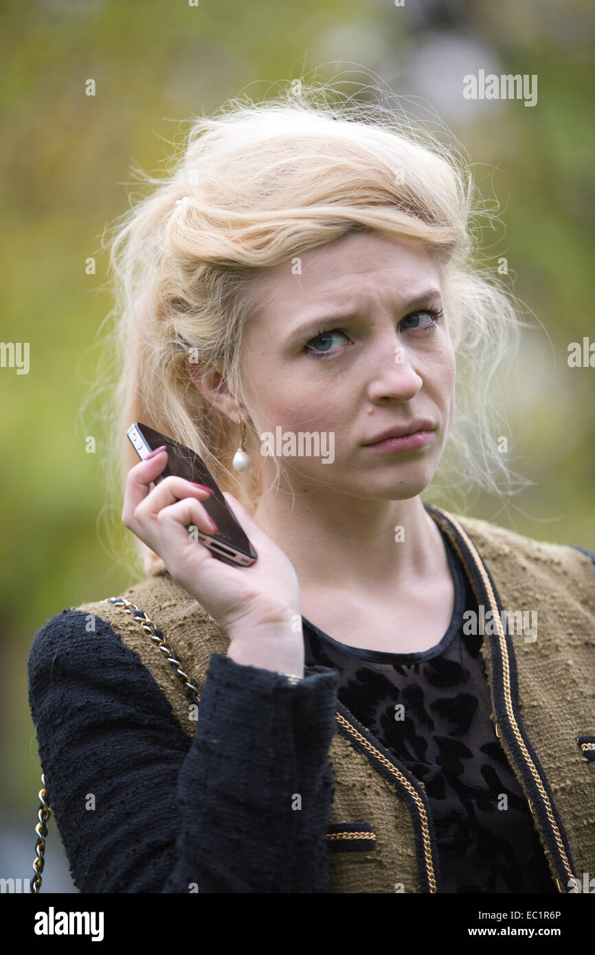 Mobile women hi-res stock photography and images - Alamy