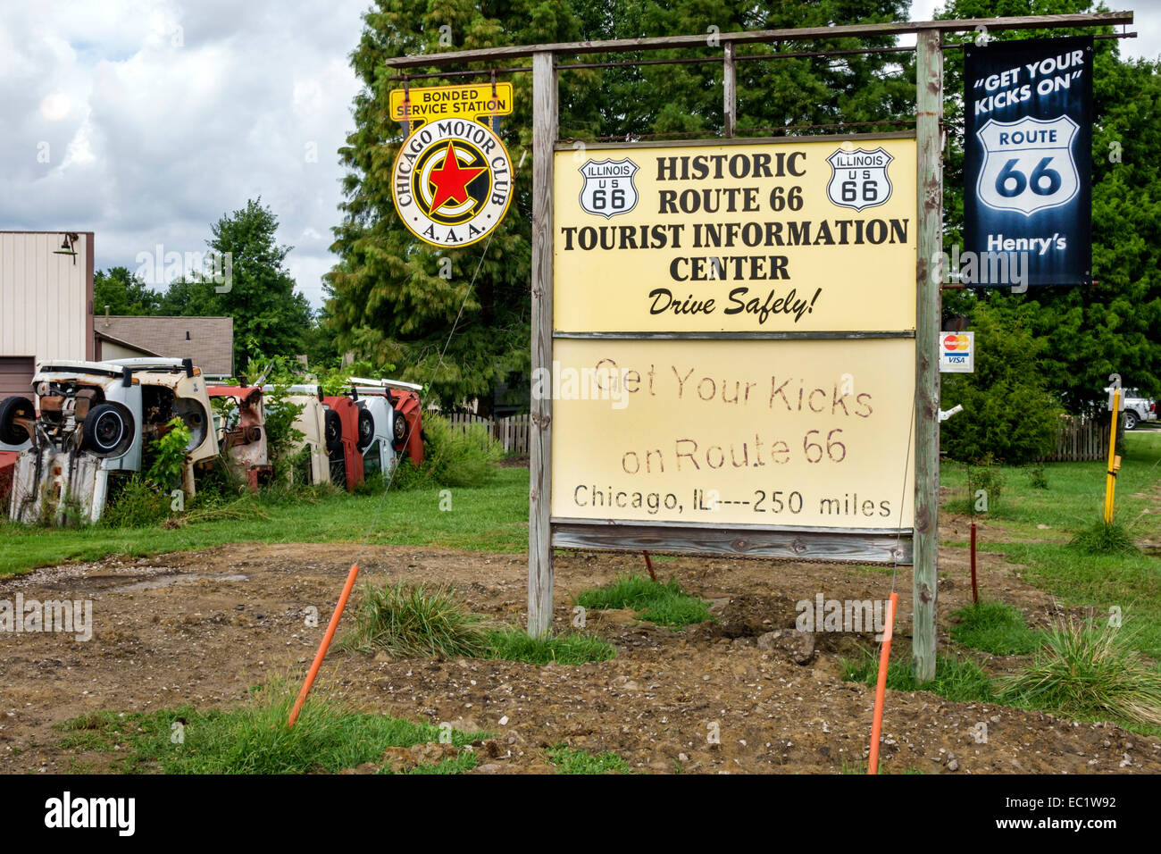 Illinois Staunton,Main Street,historic highway Route 66,Henry's Ra66it ...