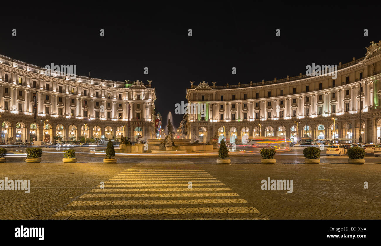 Piazza night scene hi-res stock photography and images - Alamy