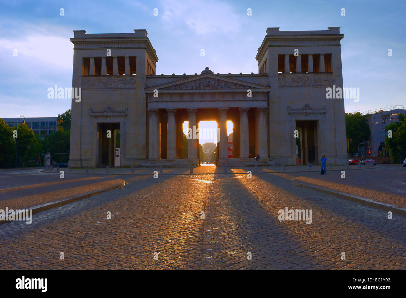 Propyläen, Koenigsplatz square, Munich, Bavaria Stock Photo - Alamy