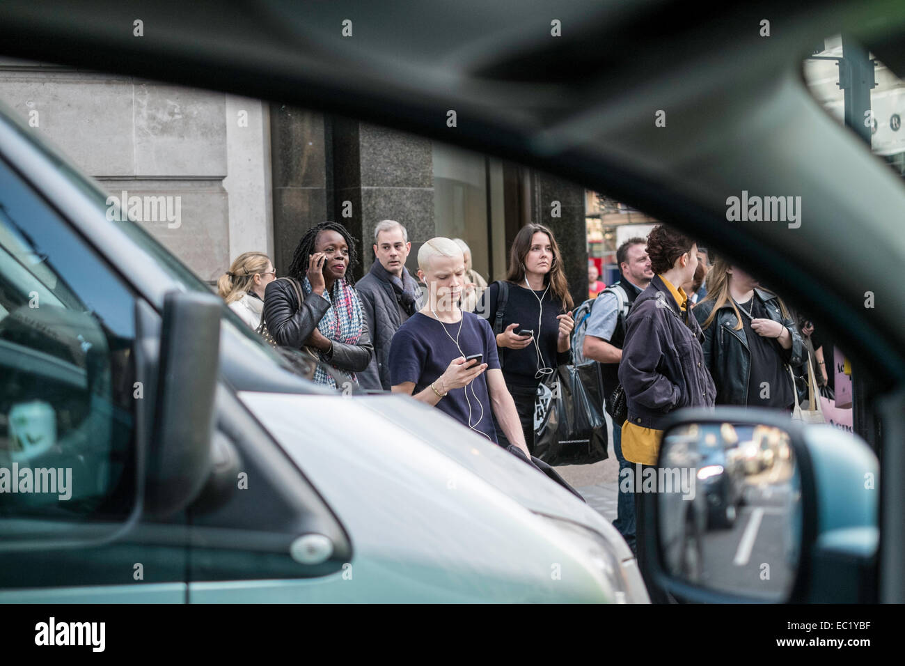 London UK crowded sidewalk city town Stock Photo - Alamy