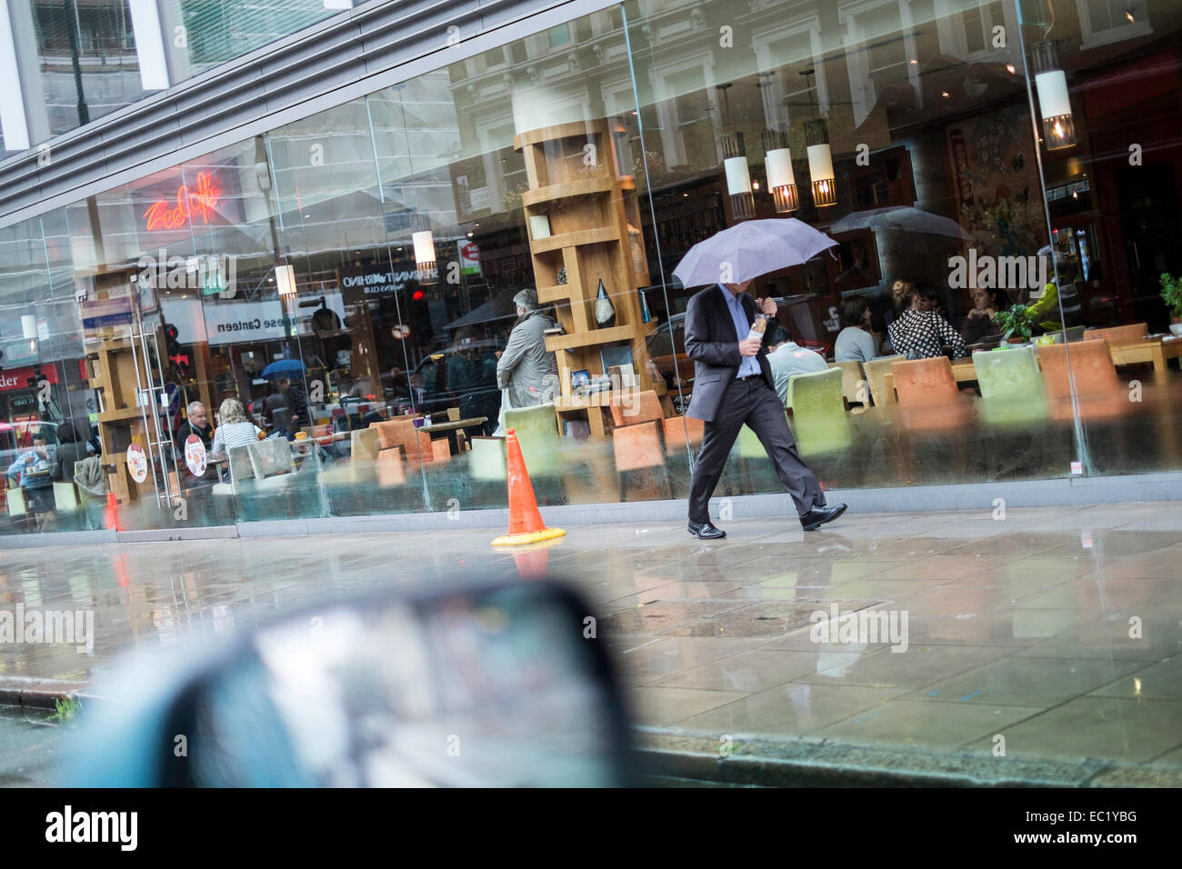 London UK rain sidewalk walking Stock Photo - Alamy