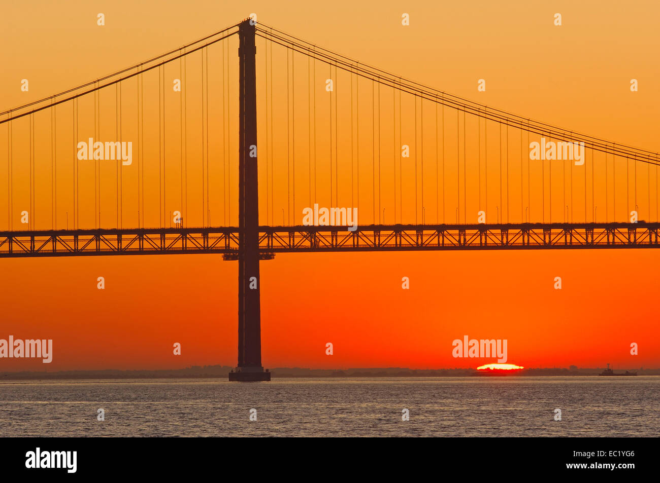 25 de Abril Bridge, Ponte 25 de Abril, 25th of April Bridge, at dawn ...