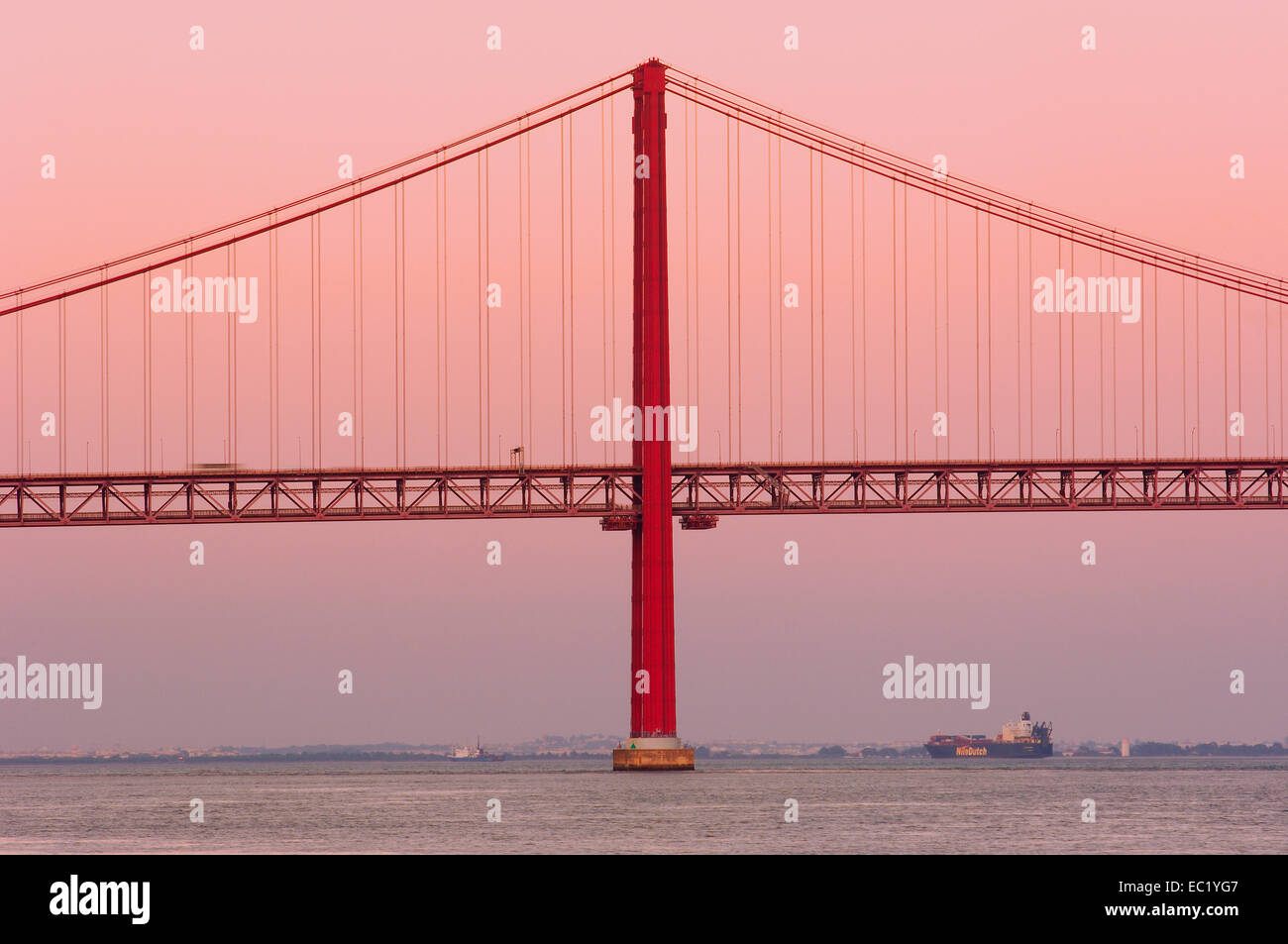 25 de Abril Bridge, Ponte 25 de Abril, 25th of April Bridge, at dawn ...