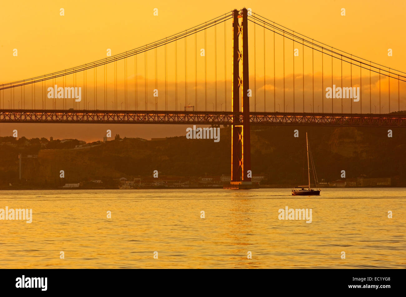 25 de Abril Bridge, Ponte 25 de Abril, 25th of April Bridge, at dawn ...