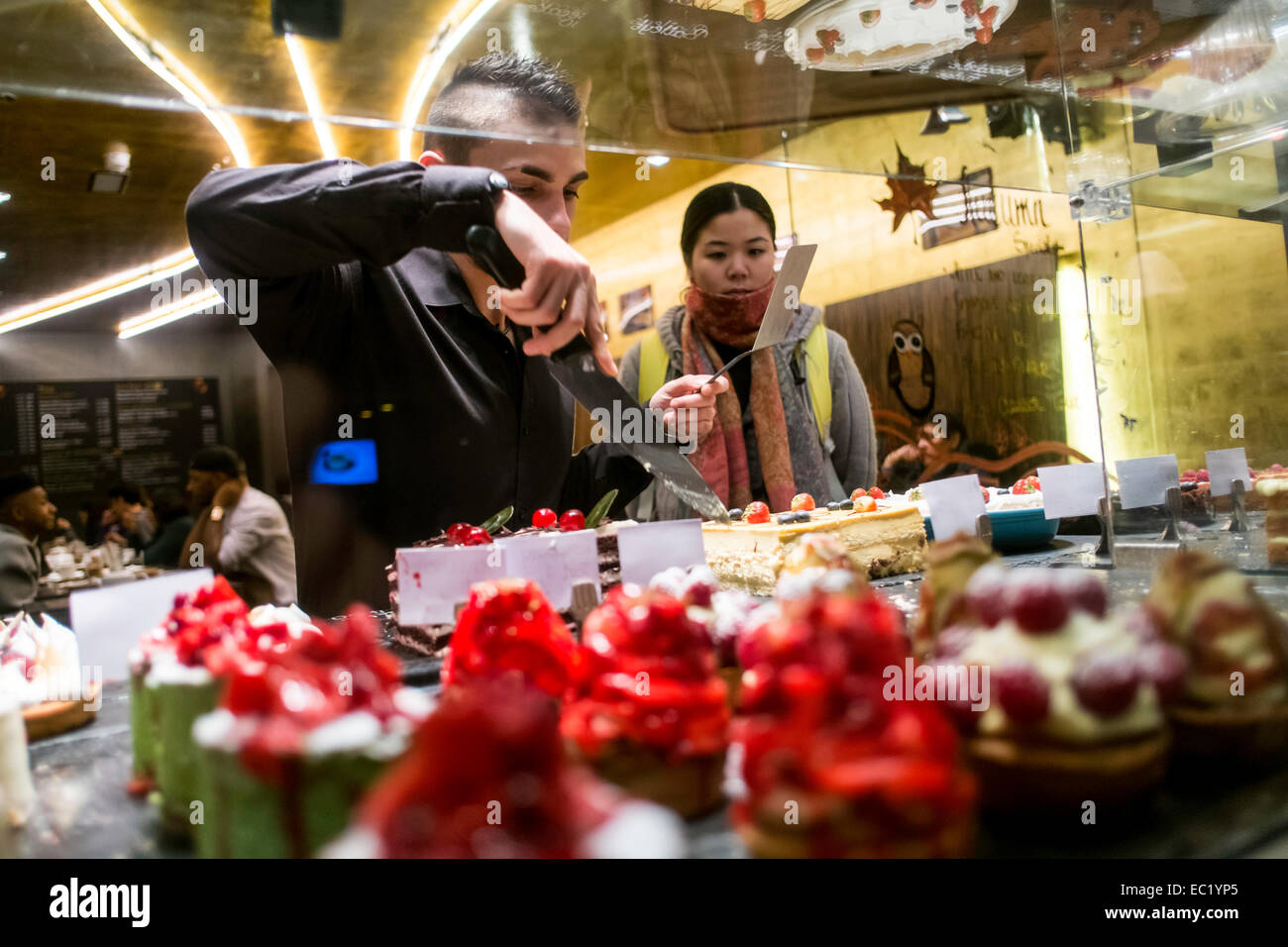 London cake shop hi-res stock photography and images - Alamy