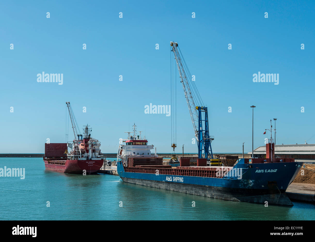 Cargo ship being loaded coal hi-res stock photography and images - Alamy
