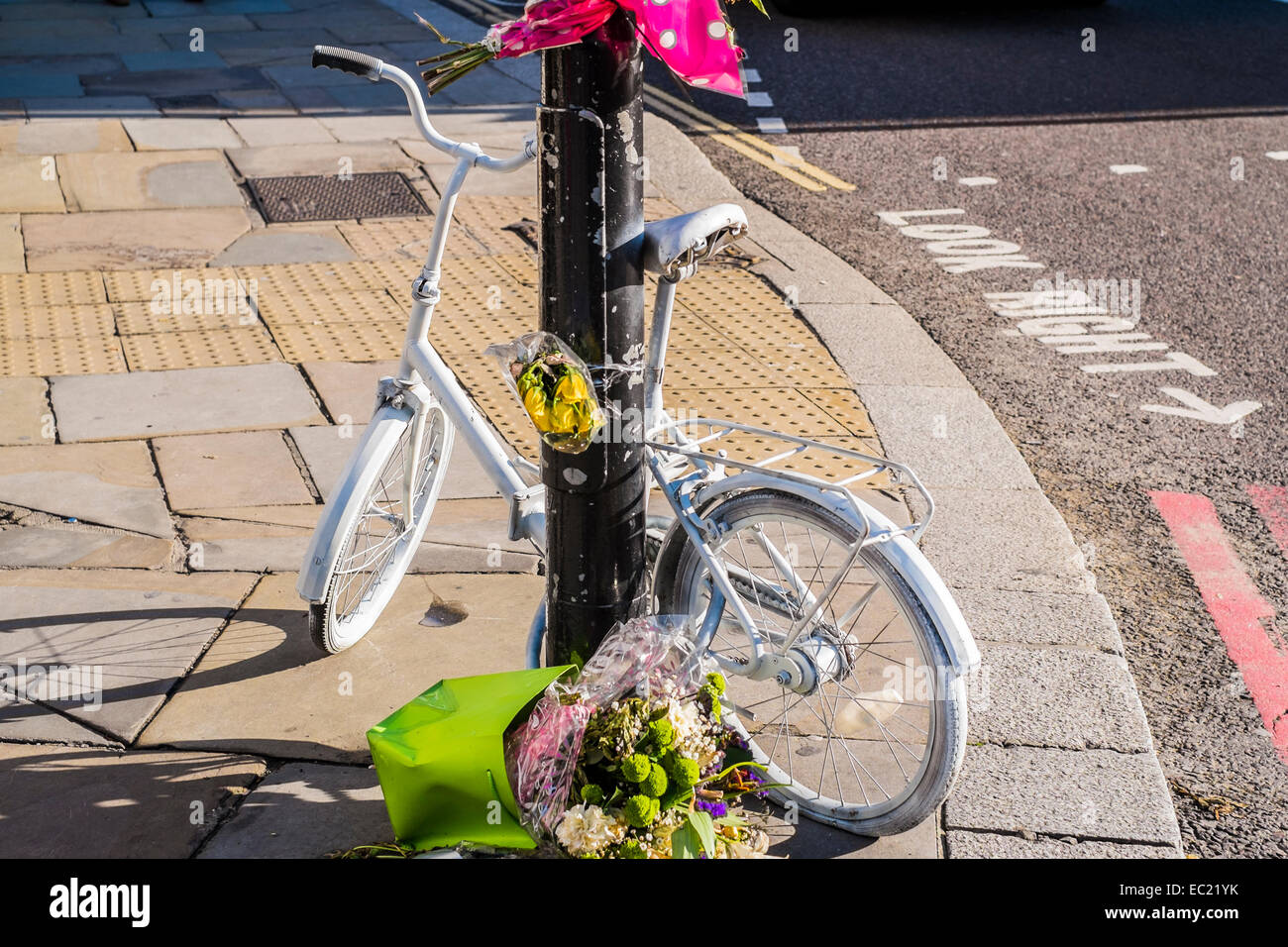 Ghost bike hi-res stock photography and images - Alamy