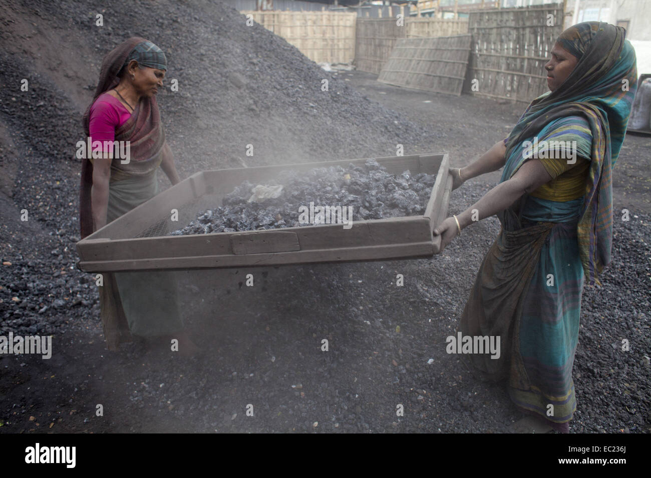 Munshigonj, Bangladesh. 8th Dec, 2014. women labor working in dusty ...