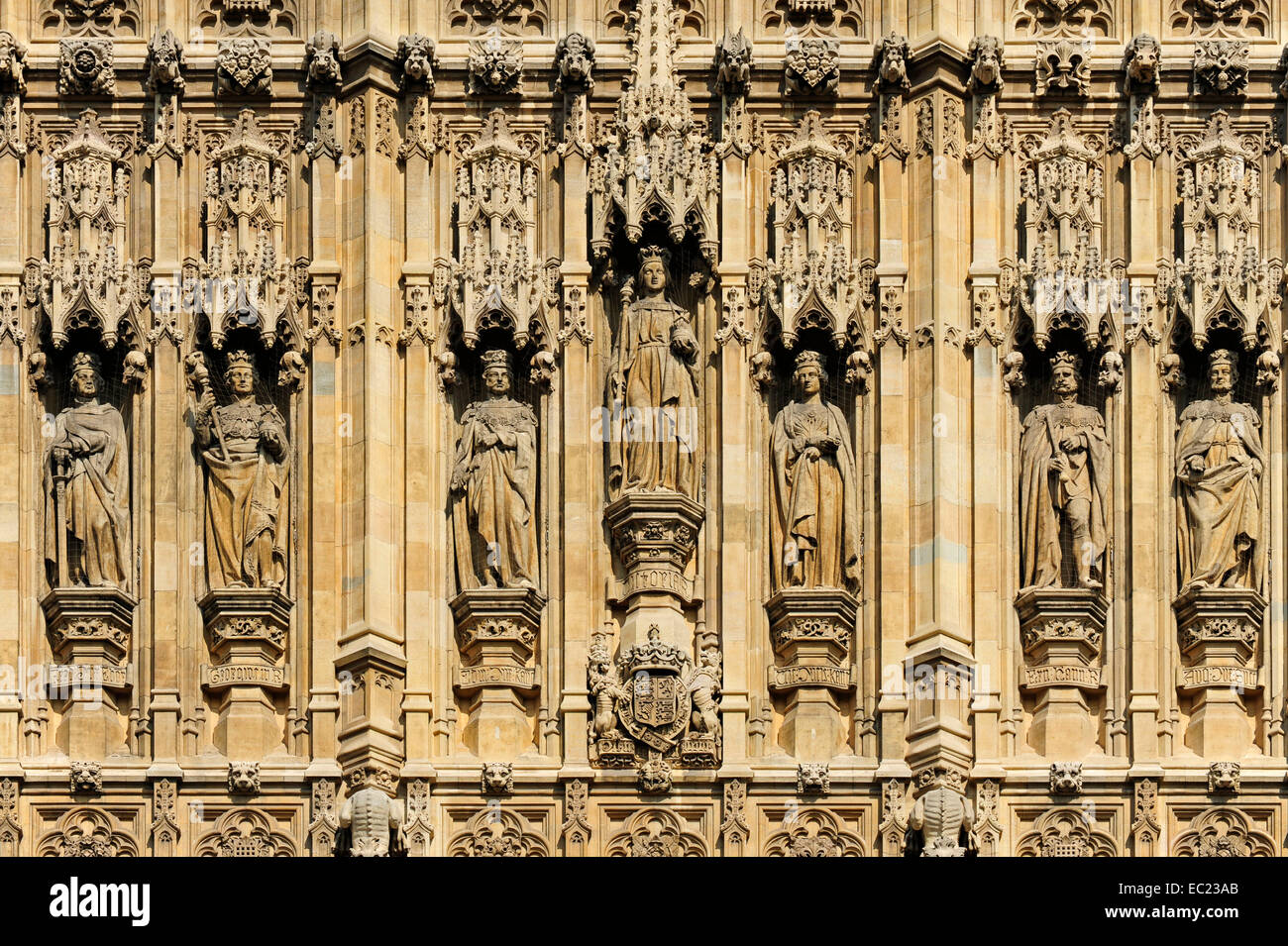 Sculptures at the facade, Palace of Westminster, Houses of Parliament ...