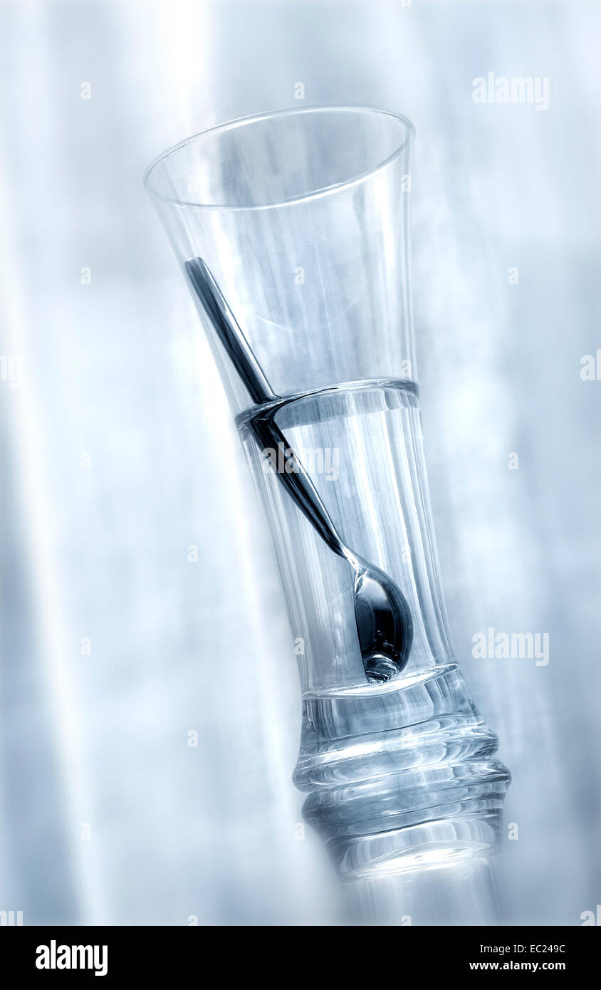 Showing reflection and refraction hi-res stock photography and images ...