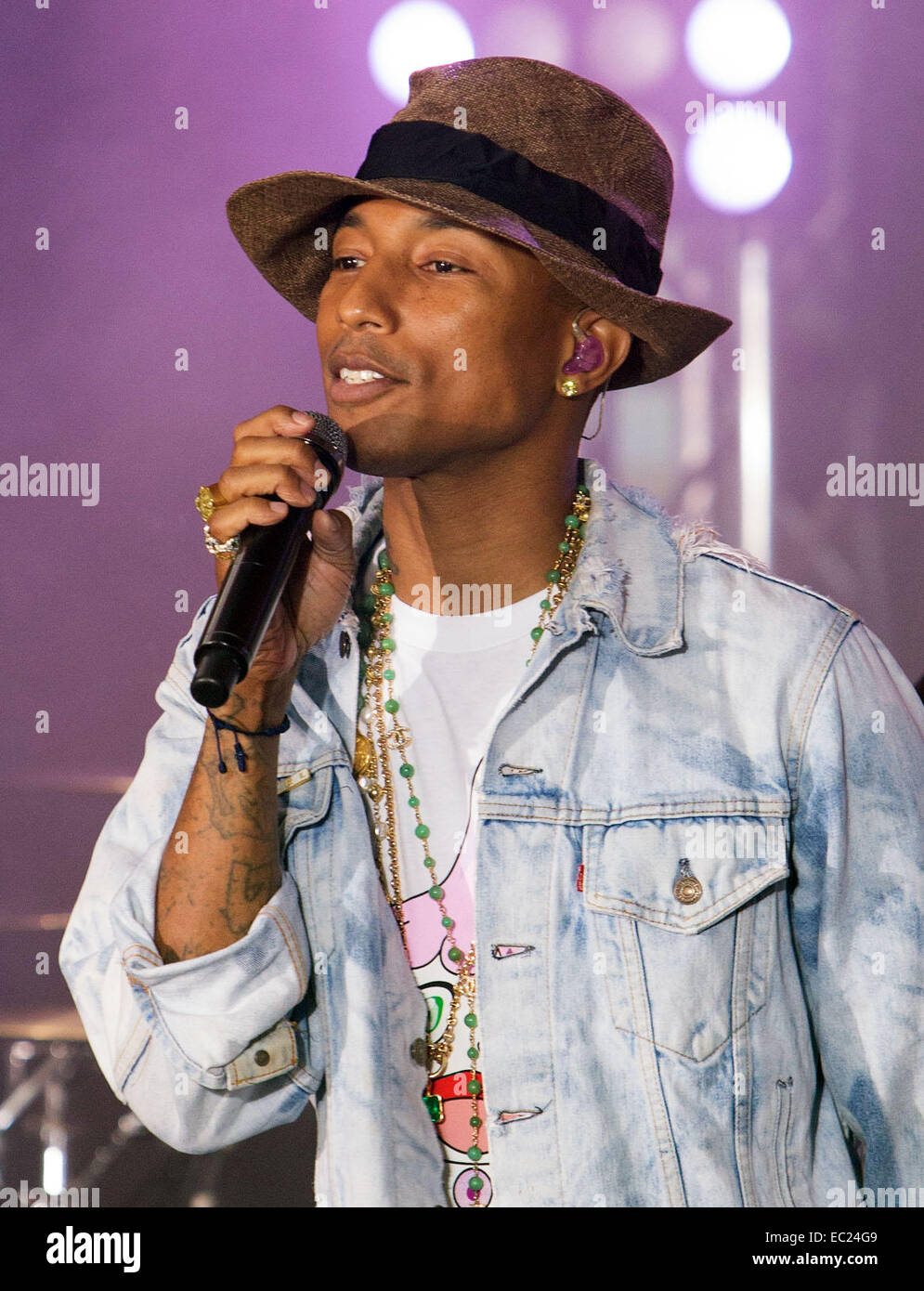 Pharrell Williams performs his hits songs "Happy" and "Marylin Monroe ...