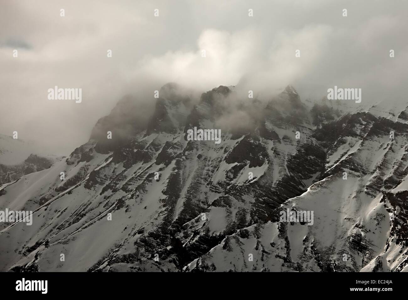 Cloudy white snowy mountain range hi-res stock photography and images ...