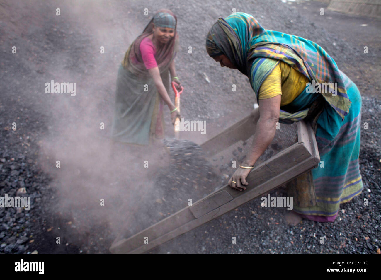 Bangladeshi coal labor hi-res stock photography and images - Alamy