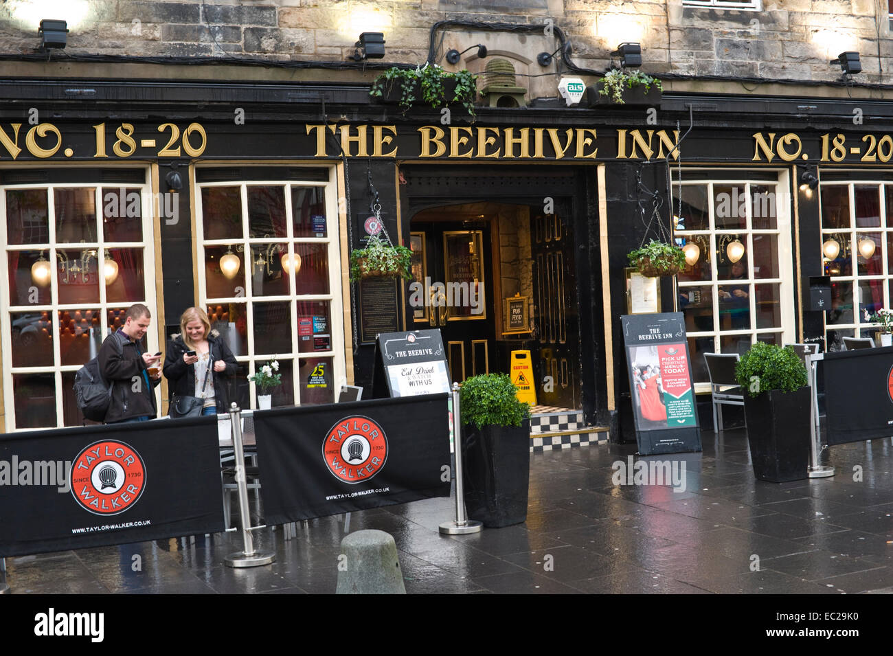 THE BEEHIVE INN pub on Grassmarket Edinburgh Scotland UK Stock Photo ...