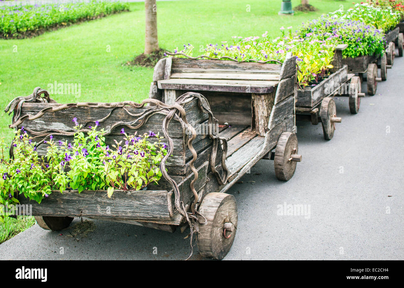 Mother daughter watering flowers together hi-res stock photography and ...