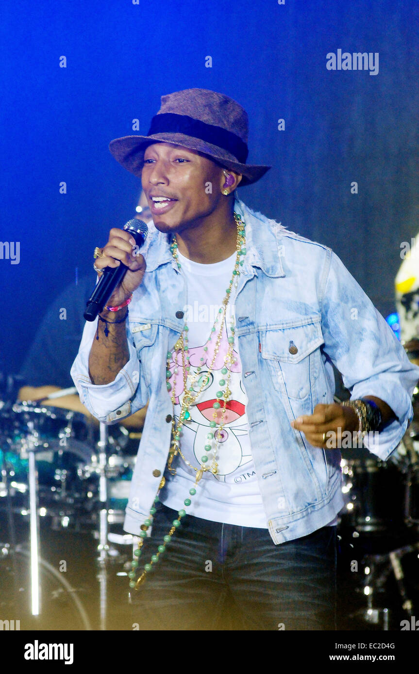 Pharrell Williams performs live on the 'Today' show Featuring: Pharrell ...