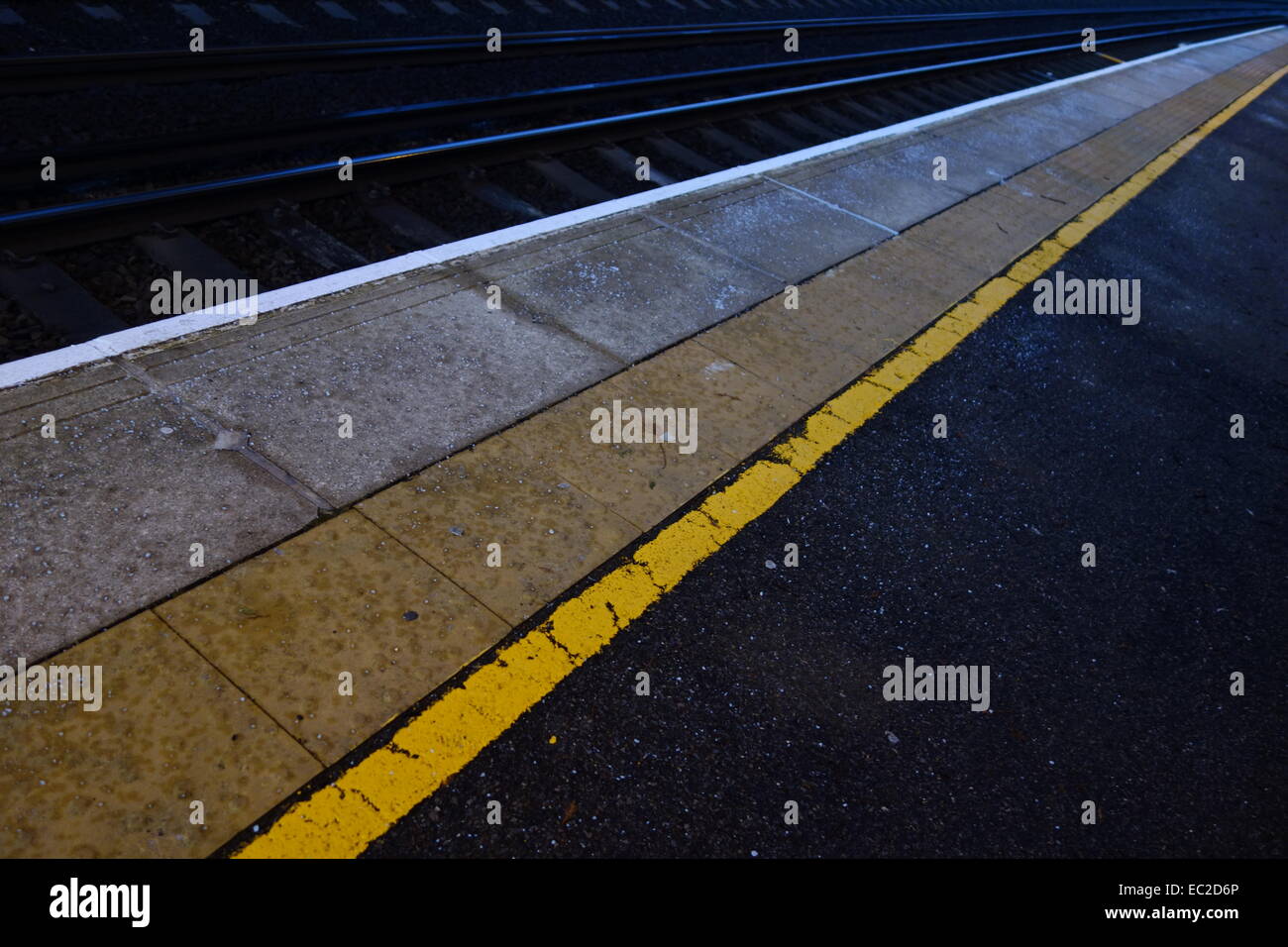 Edge of platform hi-res stock photography and images - Alamy