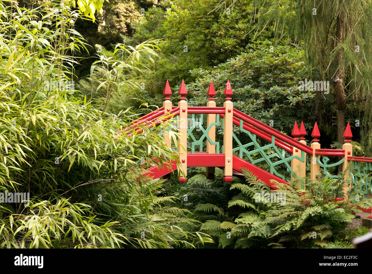Red and green Chinese style bridge Stock Photo - Alamy