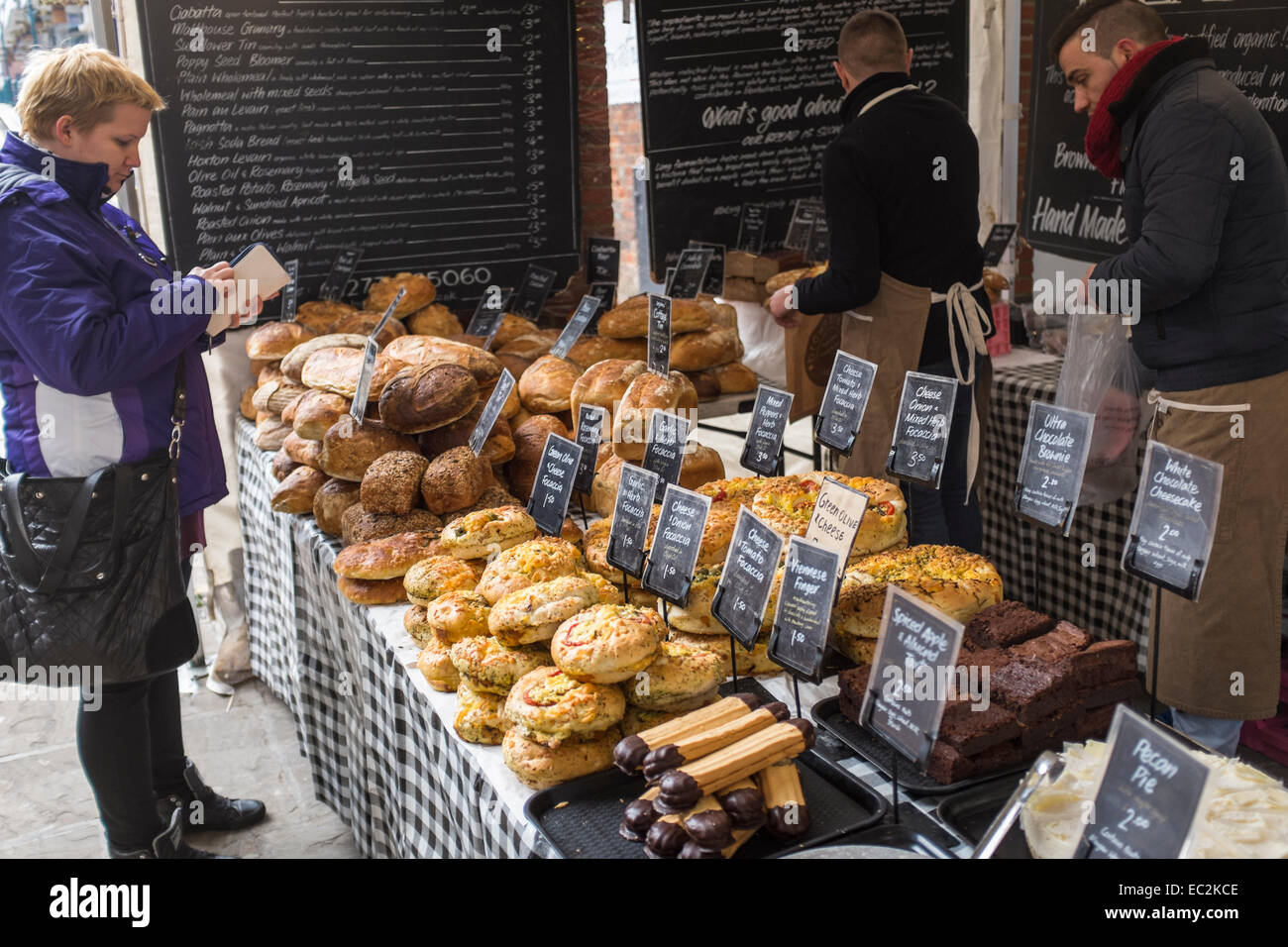 Woman buying bread market stall hi-res stock photography and images - Alamy