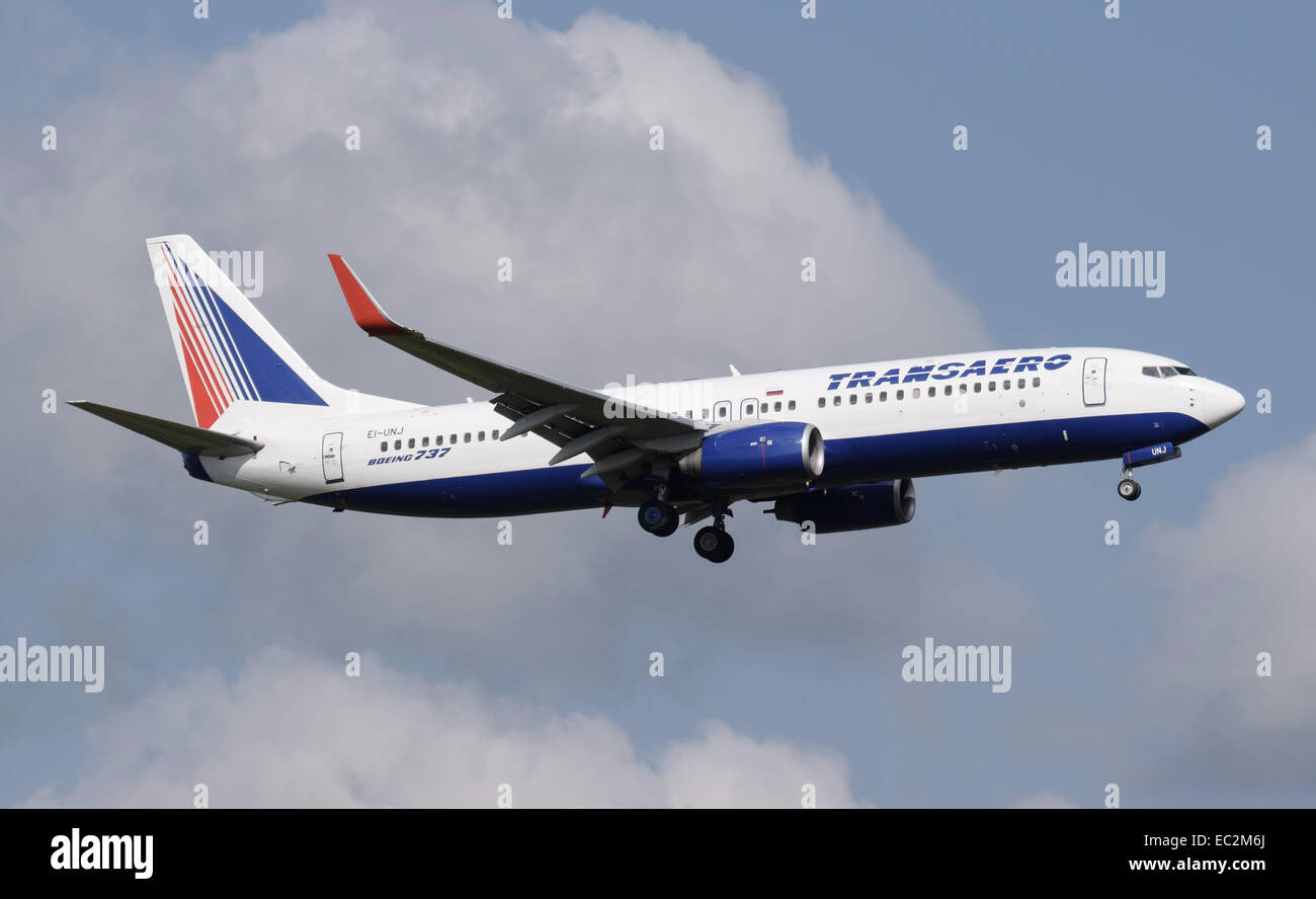 Transaero Boeing 737-800 (EI-UNJ) arriving at London Heathrow Airport ...
