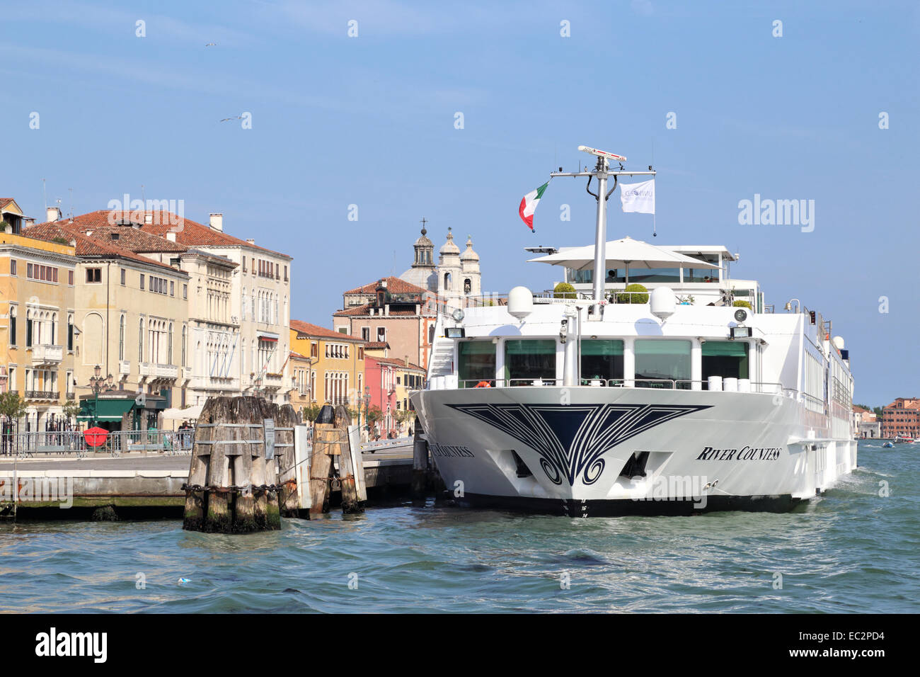 Cruise ship river countess hi-res stock photography and images - Alamy