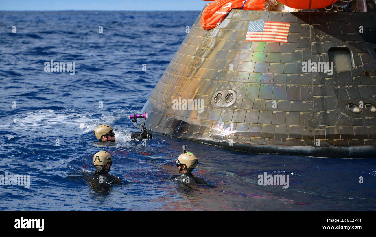 US Navy divers and sailors from the amphibious transport dock ship USS ...