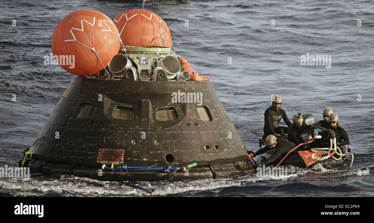 US Navy divers and sailors from the amphibious transport dock ship USS ...