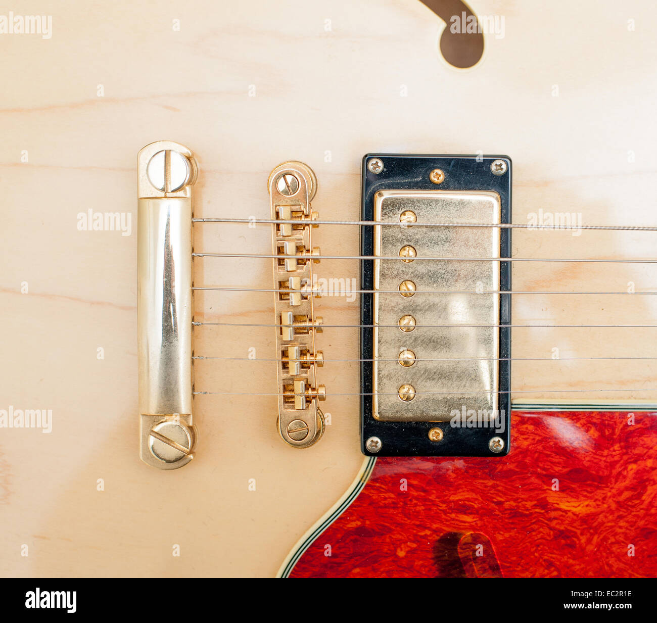 Detail of brown electric guitar bridge Stock Photo - Alamy