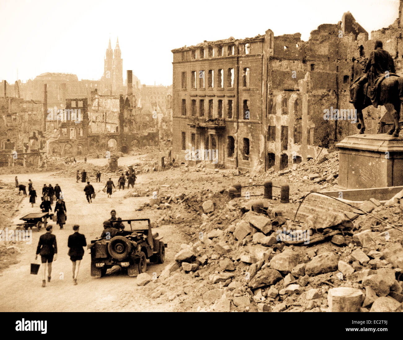Germany city 1945 hi-res stock photography and images - Alamy