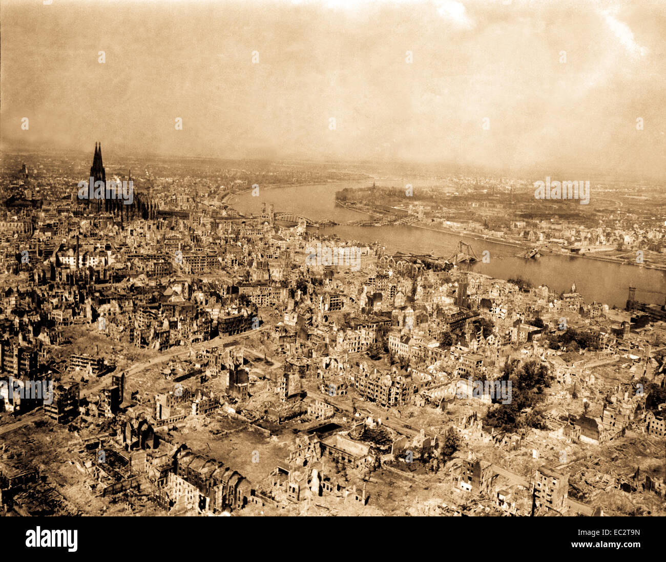 Cologne cathedral ww2 hi-res stock photography and images - Alamy