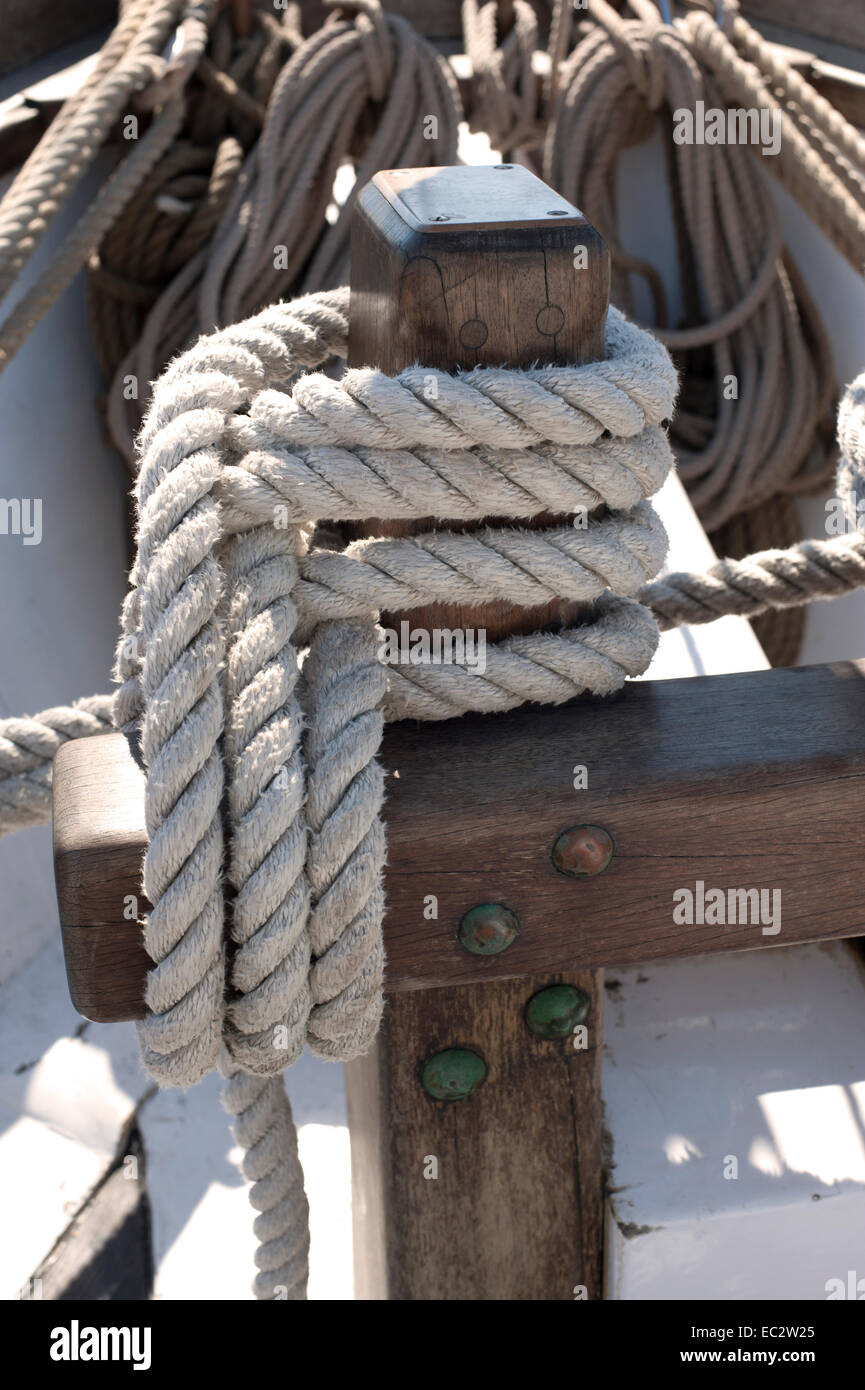 Sail boat sheets and rope Stock Photo - Alamy
