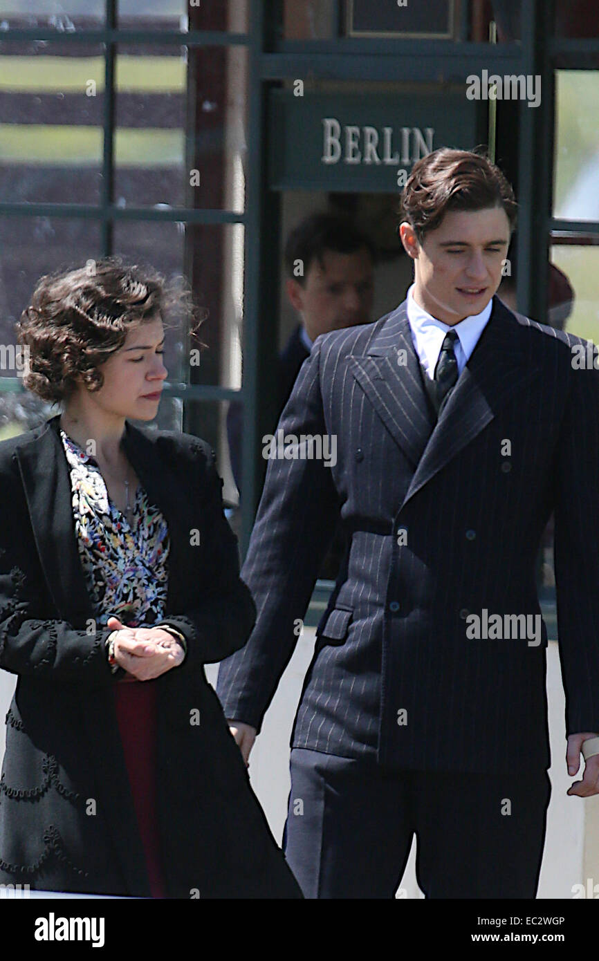 Woman in gold hi-res stock photography and images - Alamy