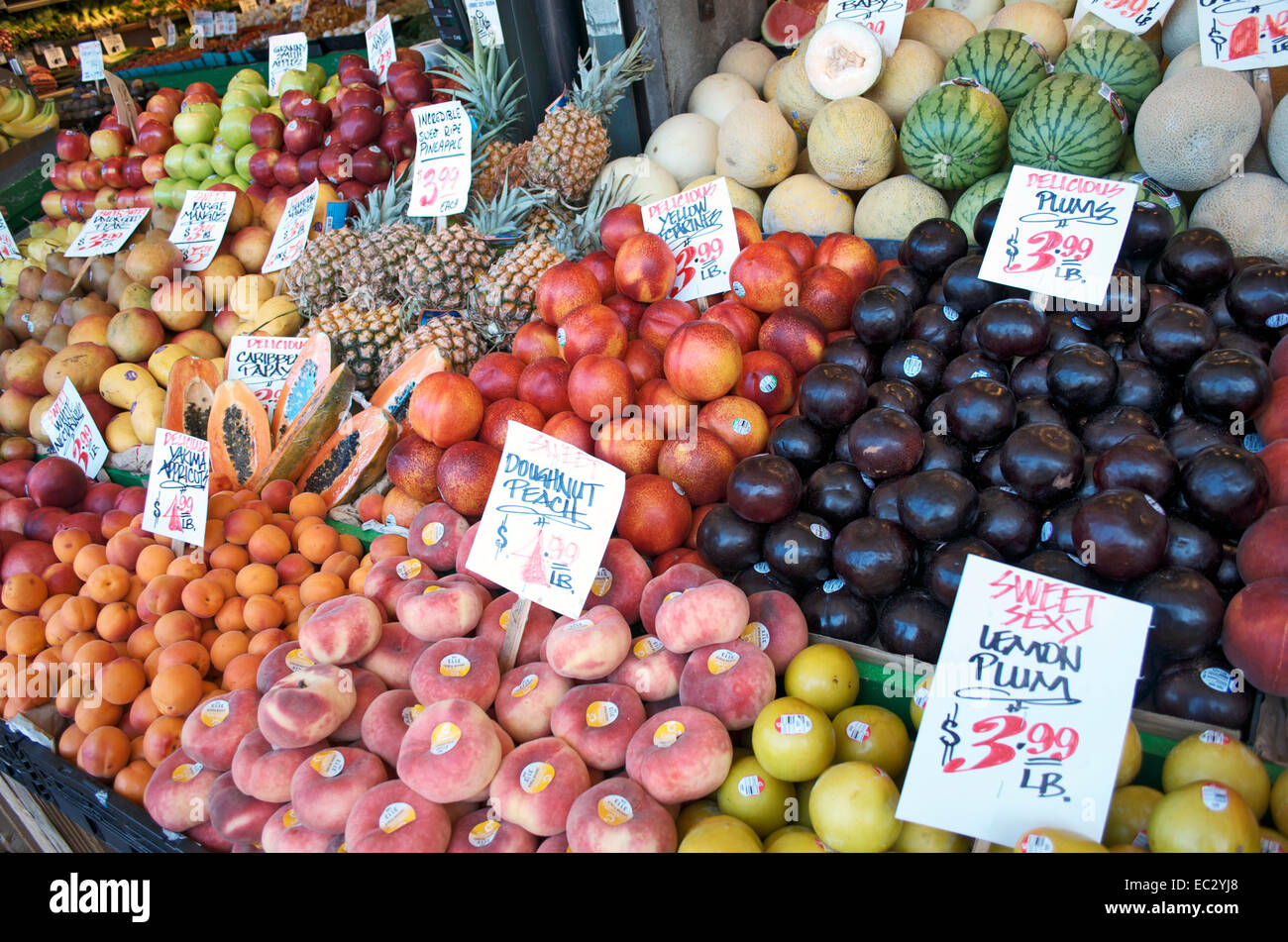 Fruit stand selling pineapple hi-res stock photography and images - Alamy