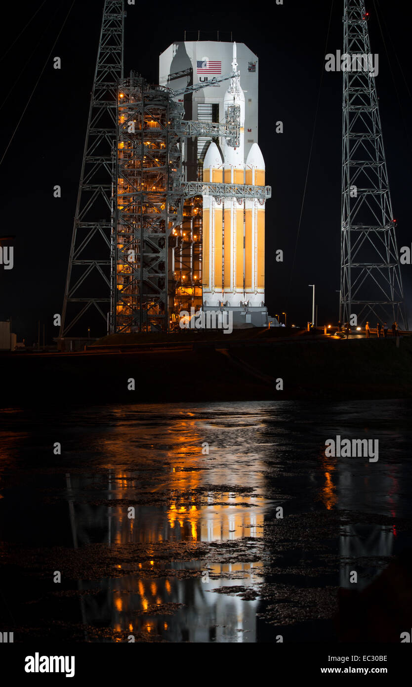 Delta iv heavy 2014 hi-res stock photography and images - Alamy