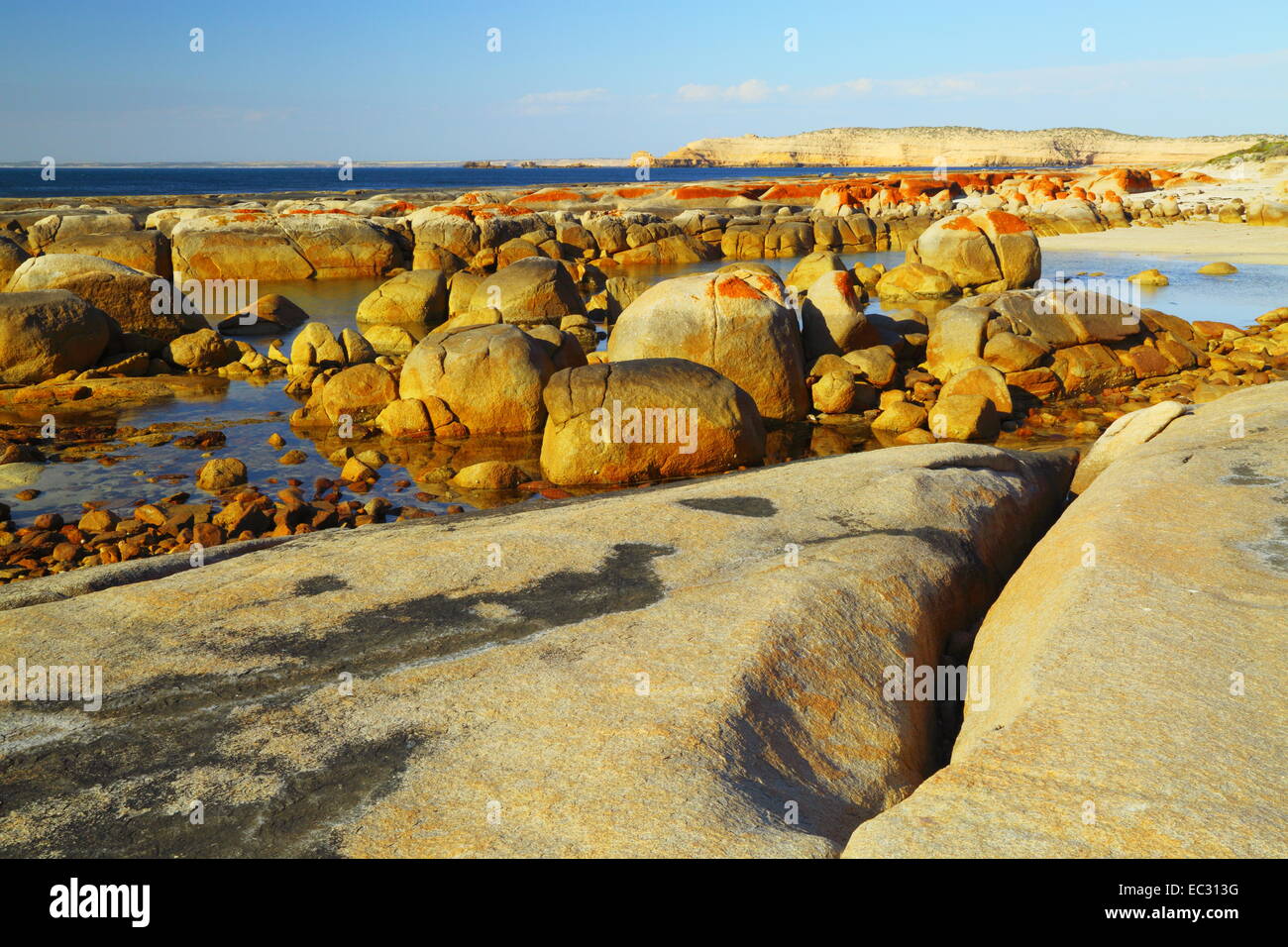 Granite boulders and cracks along the shore at The Granites, Streaky ...