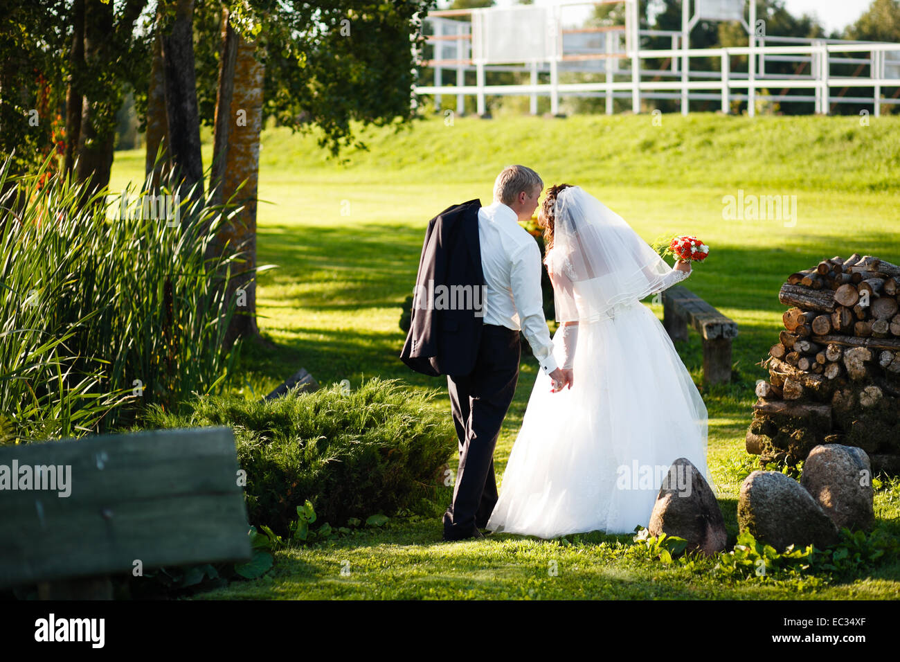 Wedding couple in a park Stock Photo - Alamy
