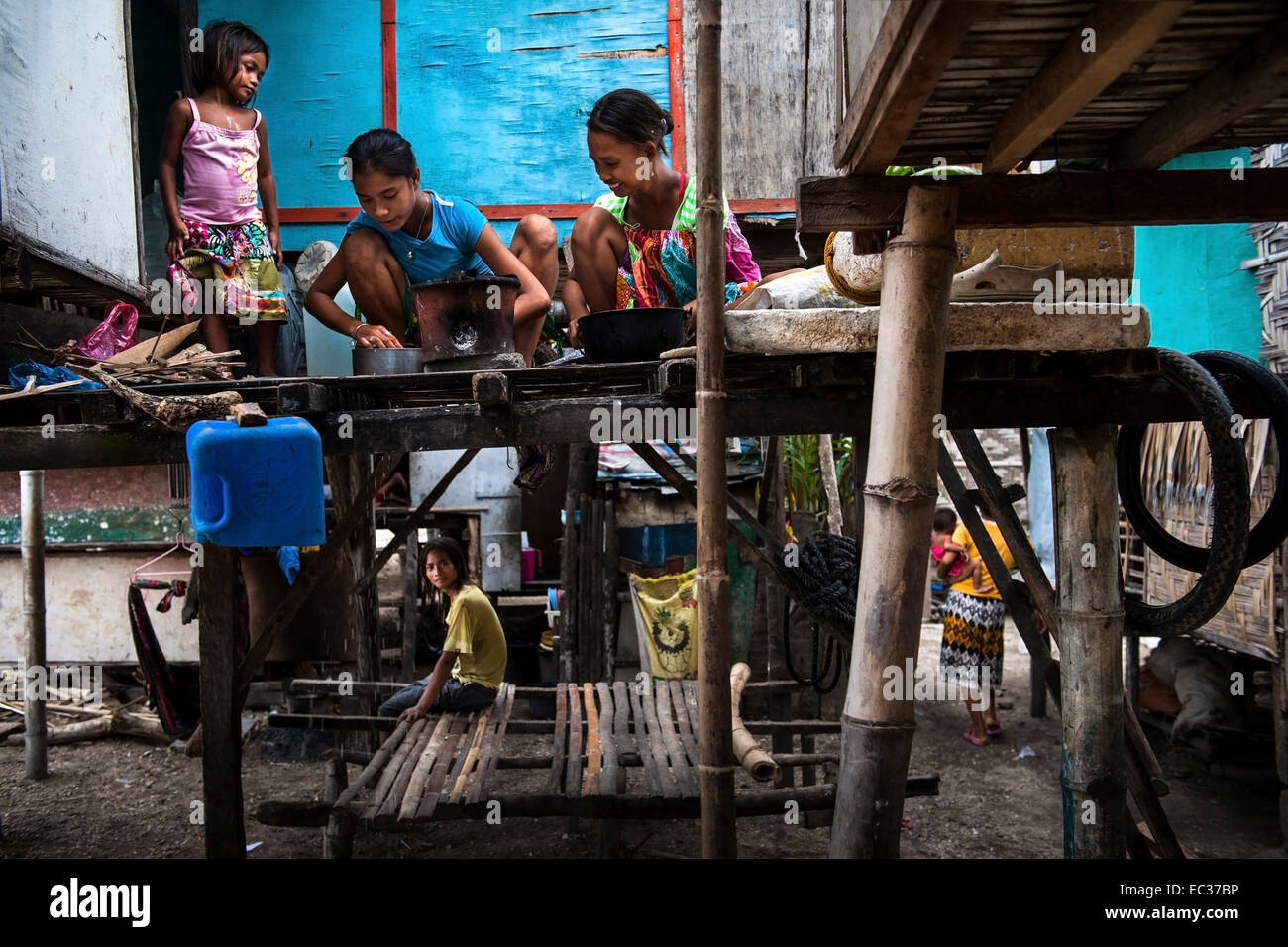 Badjao family cooking on their stilt house Stock Photo - Alamy
