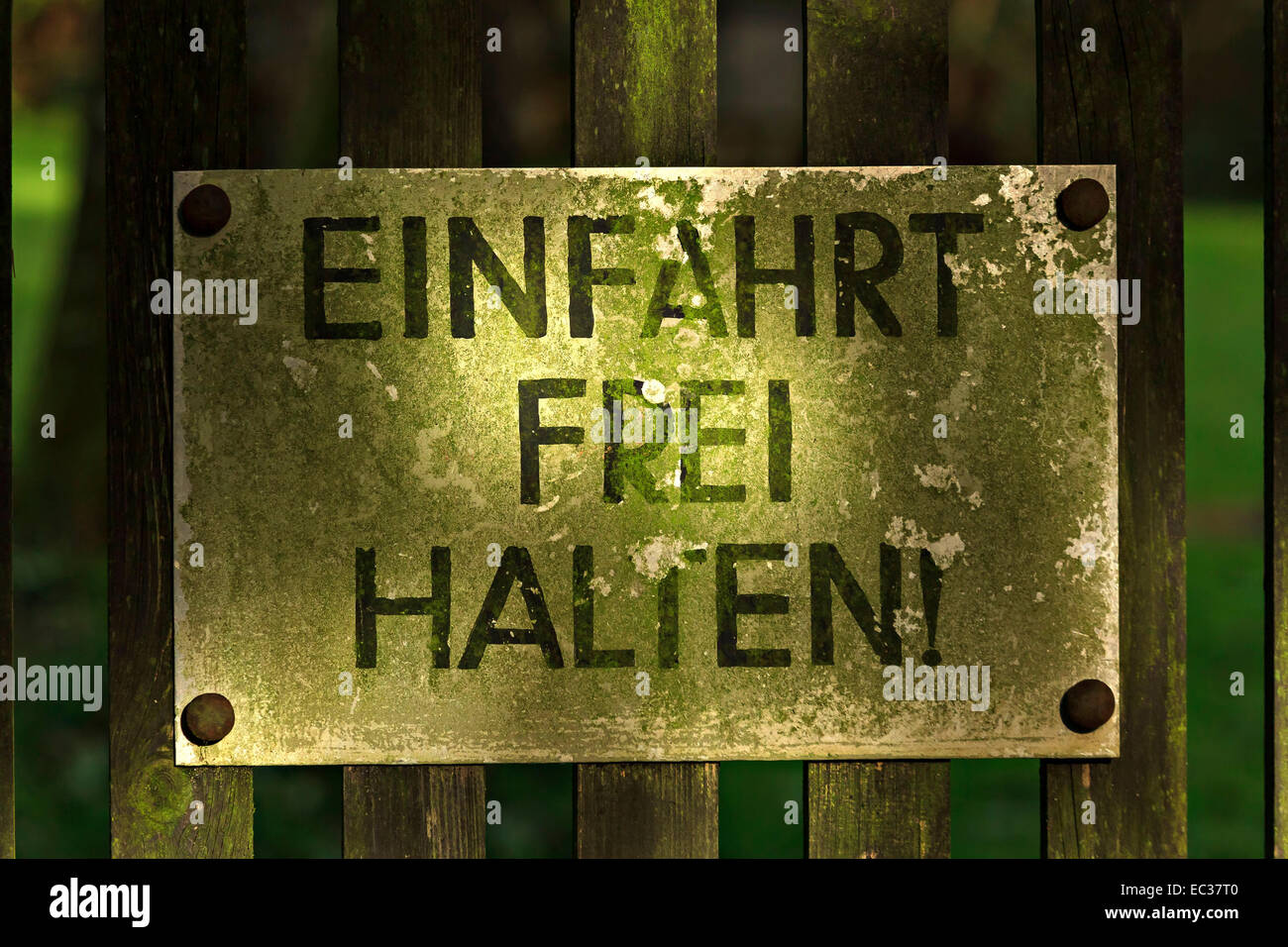 German keep entrance clear sign, Chiemgau, Upper Bavaria, Germany ...