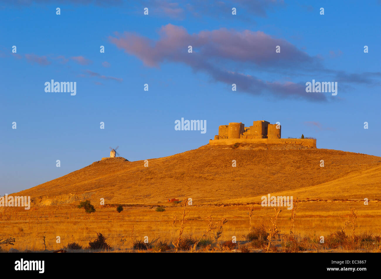 Windmill and Caballeros de San Juan de Jerusalen castle, Consuegra ...
